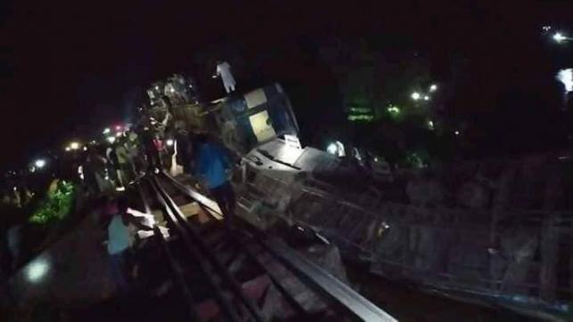 Bangladeş’te köprü çöktü, yolcu treni nehre uçtu | soL haber