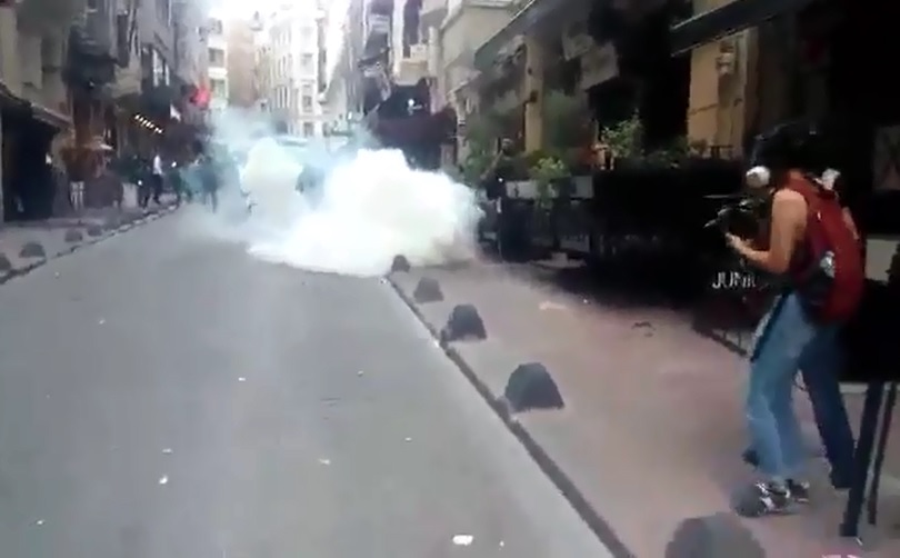 VİDEO - Polis gaz bombasını yere düşürdü: Bomba kendiliğinden patladı ...