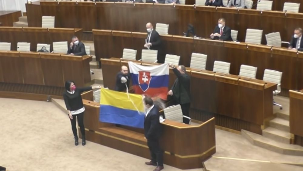 VİDEO | Slovak parlamentosunda 'Ukrayna bayrağı' kavgası | soL haber