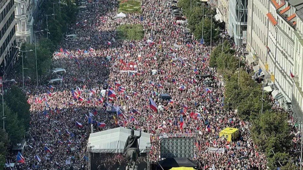 Prag'da on binlerce kişiden enflasyon, AB ve NATO protestosu | soL haber