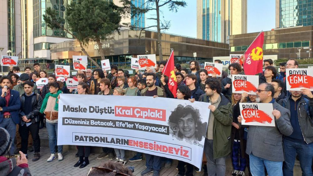 Emekçiler Efe Demir için Yapı Kredi Bankası önünde eylem yaptı ...