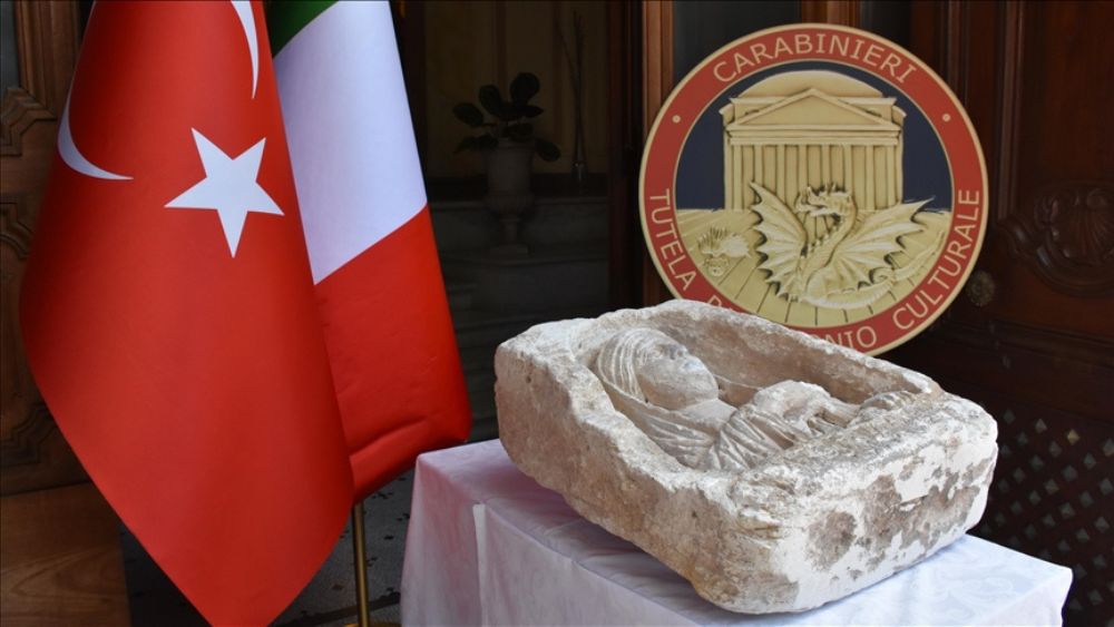 Zeugma'dan kaçırılan tarihi mezar steli büyükelçiliğe teslim edildi ... Zeugma'dan kaçırılan tarihi mezar steli büyükelçiliğe teslim edildi ...