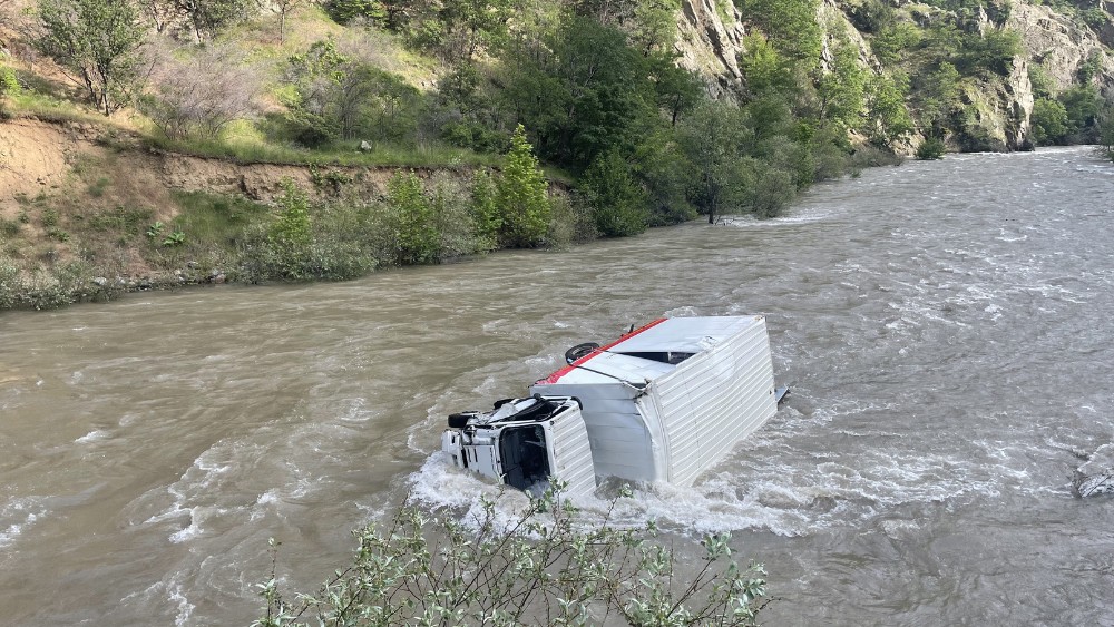 Artvin'de nehre düşen kamyonun sürücüsü akıntıya kapılarak kayboldu ...