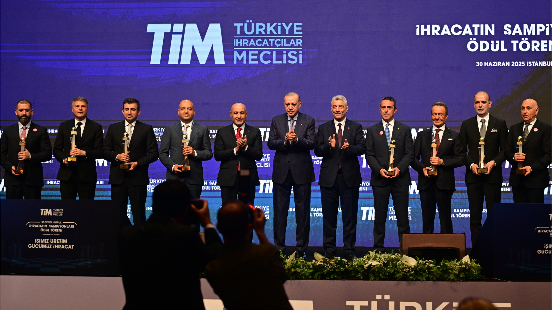 Erdoğan sömürü şampiyonlarını ödüllendirdi: Ali Koç 3 ödül birden aldı ...