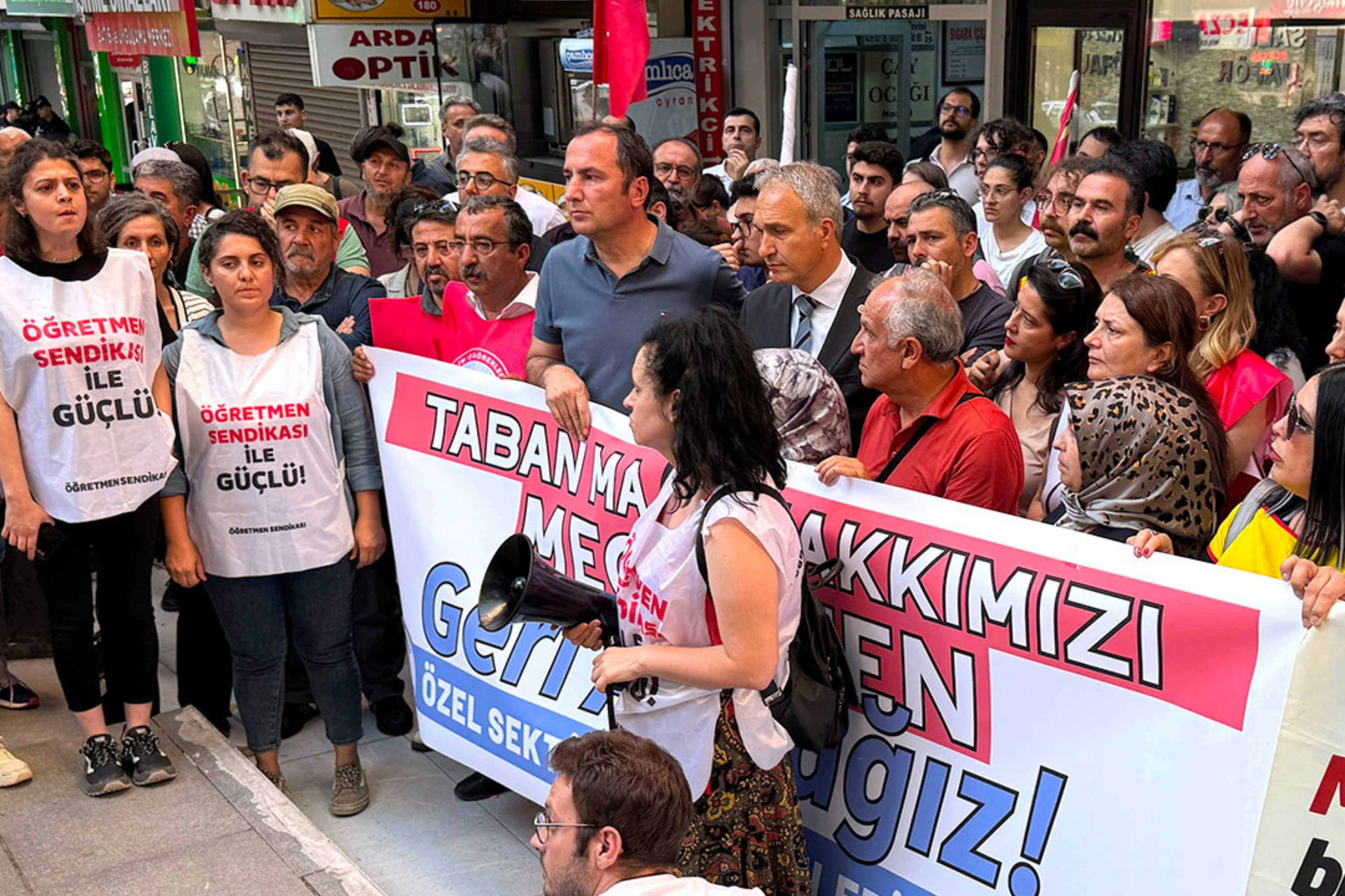 Öğretmenler polis şiddetine karşın geri adım atmıyor: 'Ankara’dan ...