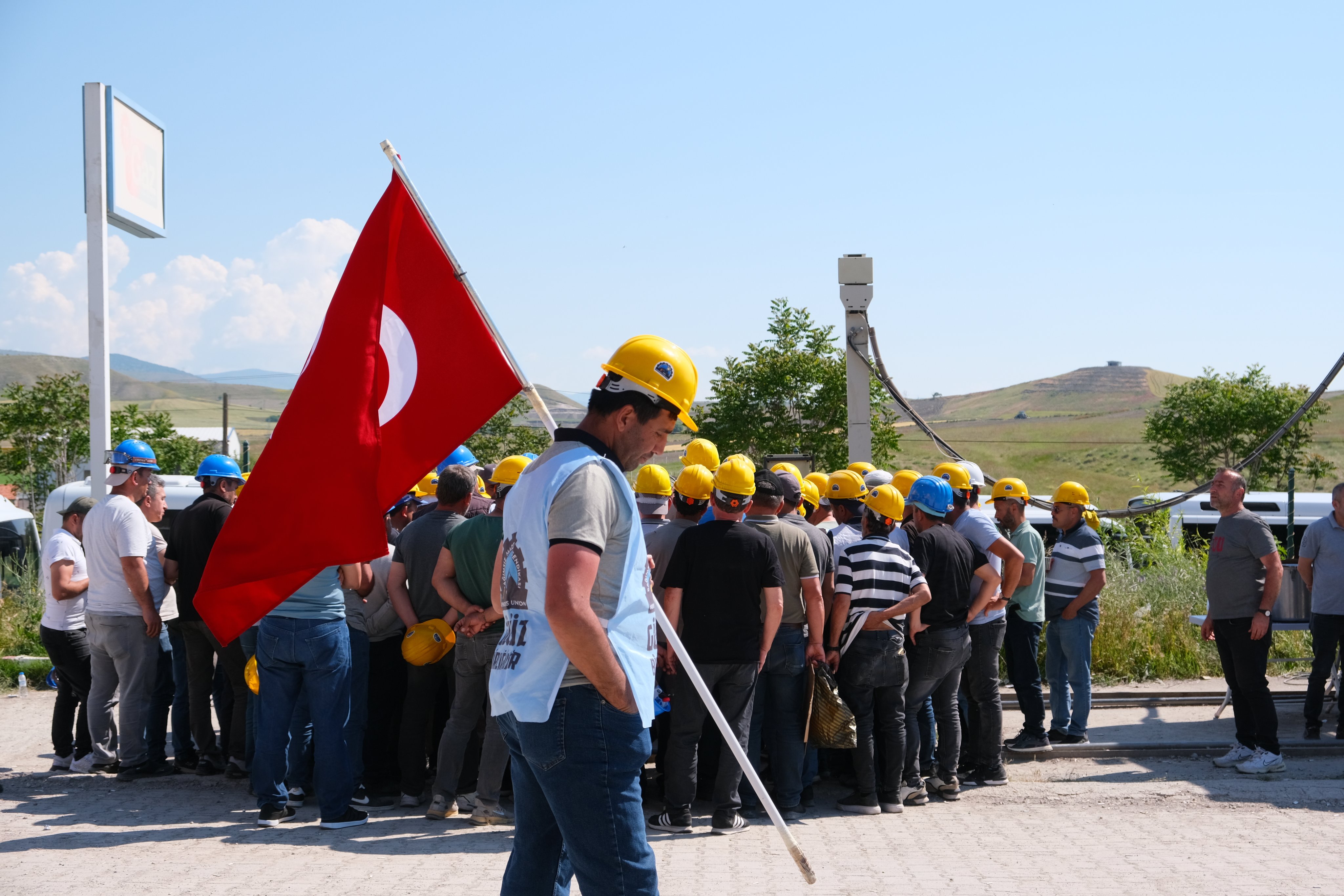 Sopalar, çeteler ve ters kelepçeler: Emekçilerin hak arama mücadelesi ...