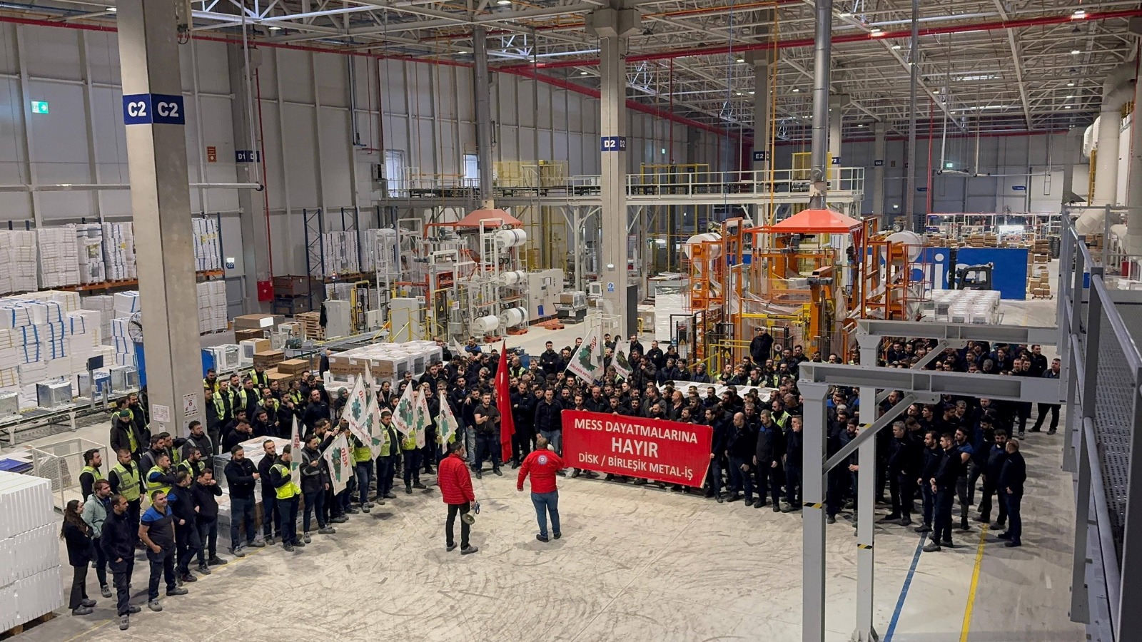 Binlerce metal işçisi MESS dayatmasına karşı direnişe geçti: Onlarca ...