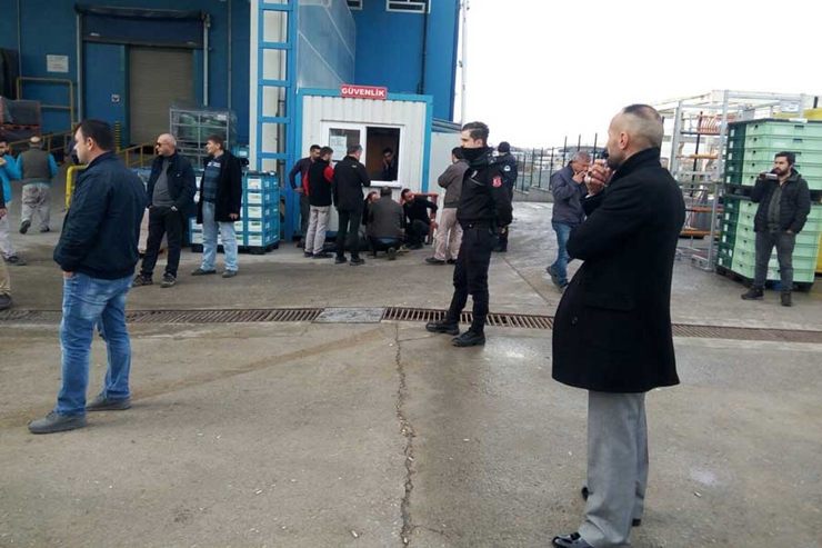 Kluh Destek işçileri: Patron fabrikayı kilitledi, işçiler zorla ...