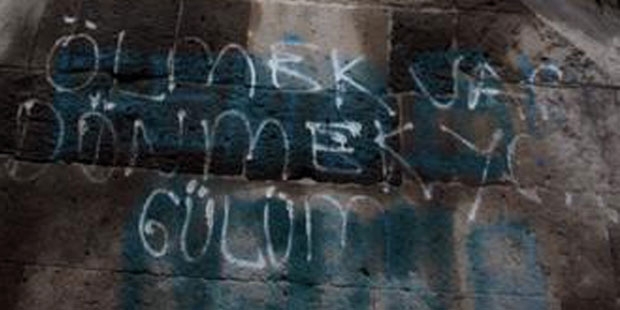 700 yıllık kümbet duvarına 'Ölmek var, dönmek yok gülüm' yazıldı! | soL ...