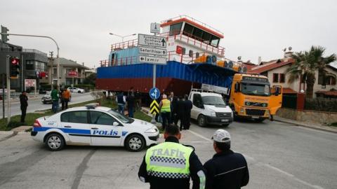 İzmir'de gemi karayoluna oturdu | soL haber