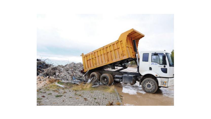 Deprem enkazları kamyon kamyon Van Gölü'ne dökülüyor | soL haber
