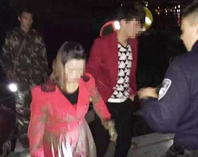 Çinli adamın sevgilileri, kimin kurtarılacağını görmek için nehre ...